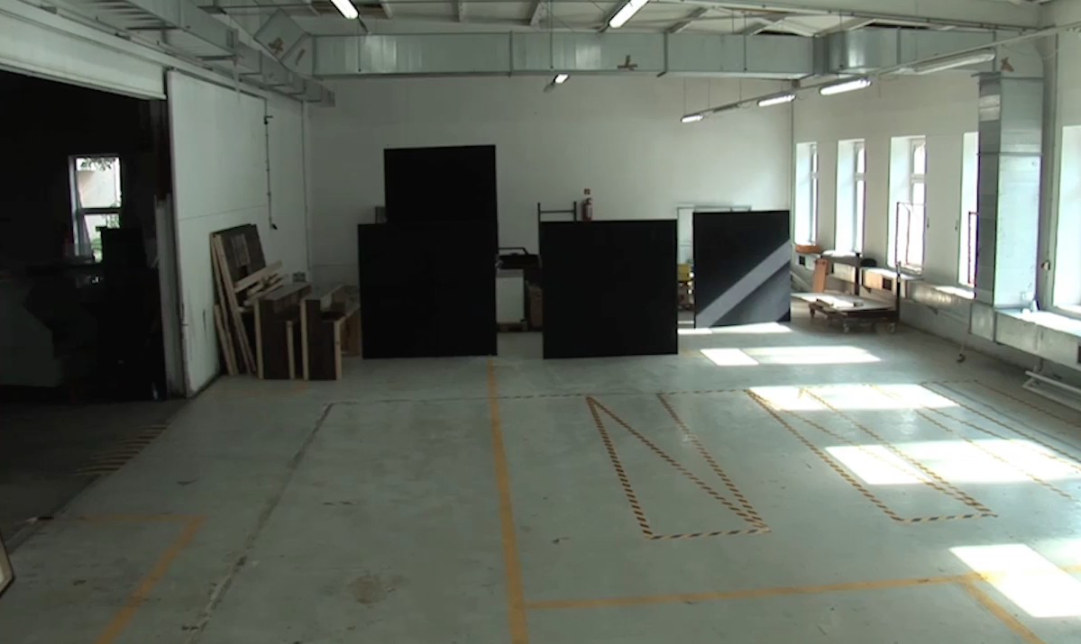 The walking cube – juliana piquero